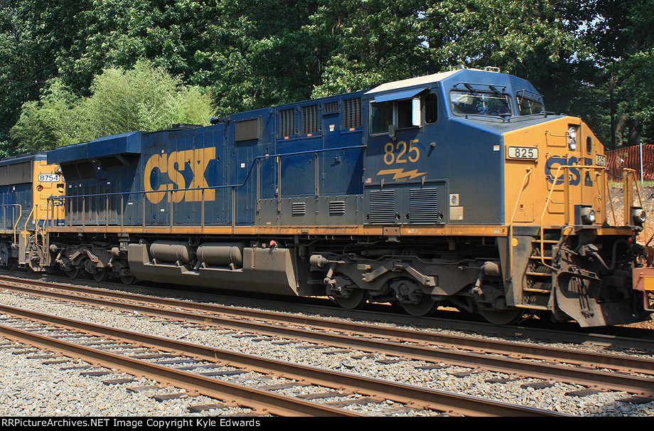 CSX ES44AC #825 on Q706-17